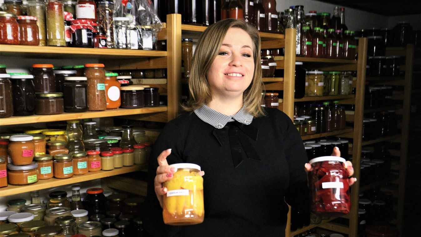 Több száz üveg befőtt, lekvár sorakozik kamrája polcain