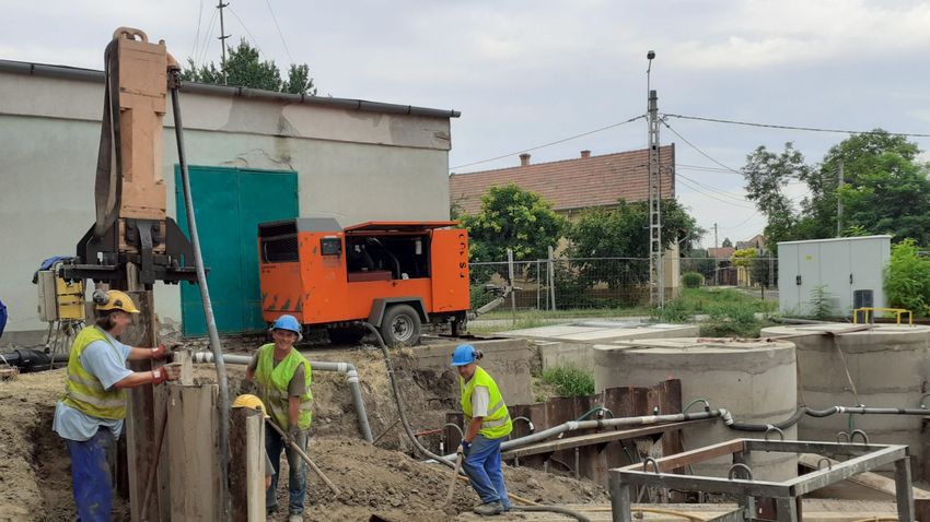 BEOL - A munka folyik, de a cölöpverő gépek már elhallgattak Orosházán