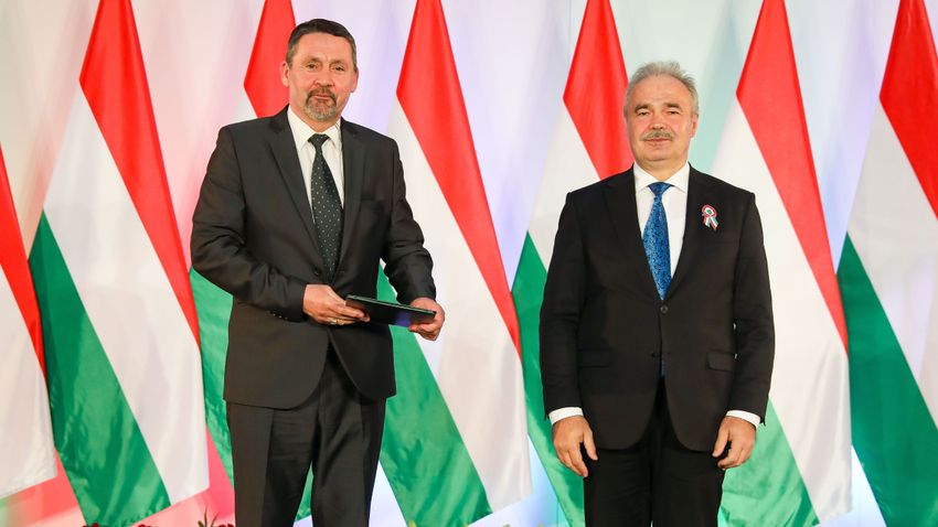 BEOL - Miniszteri elismerő oklevelet kapott a Csabai Raktárszövetkezet elnöke