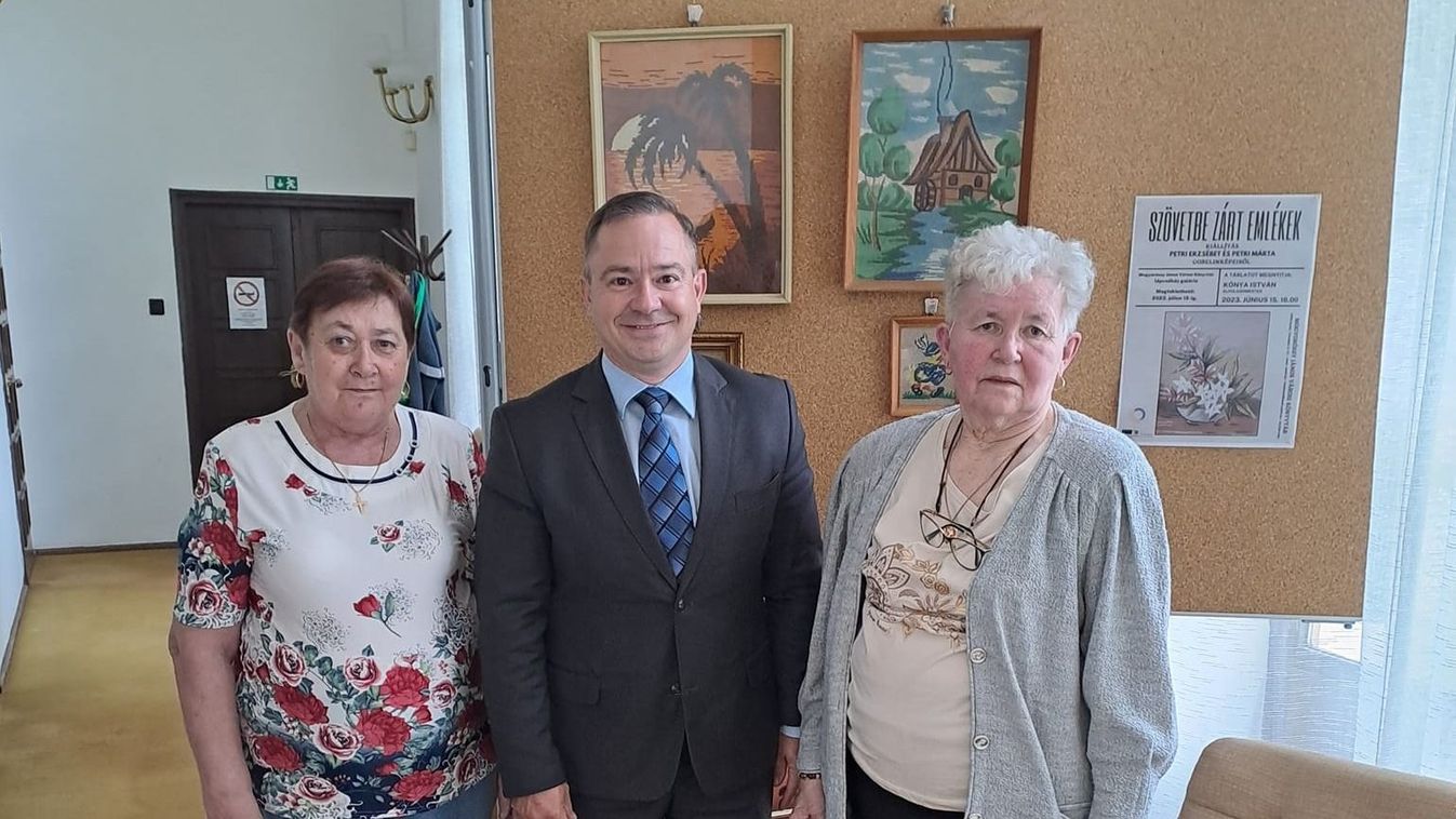 Petri Márta és Petri Erzsébet gobelin képeiből nyílt kiállítás