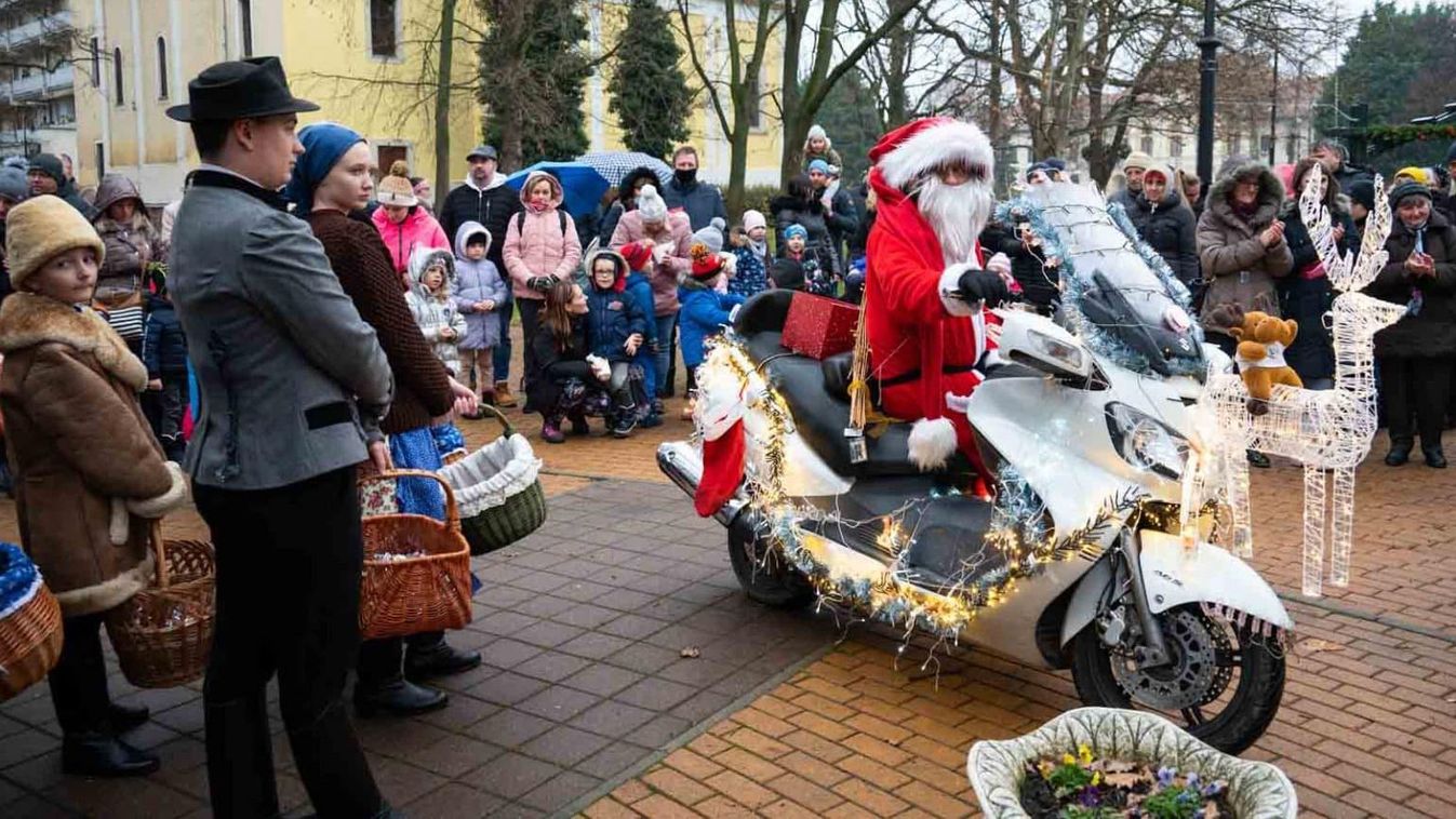 Motorral érkezett a Mikulás