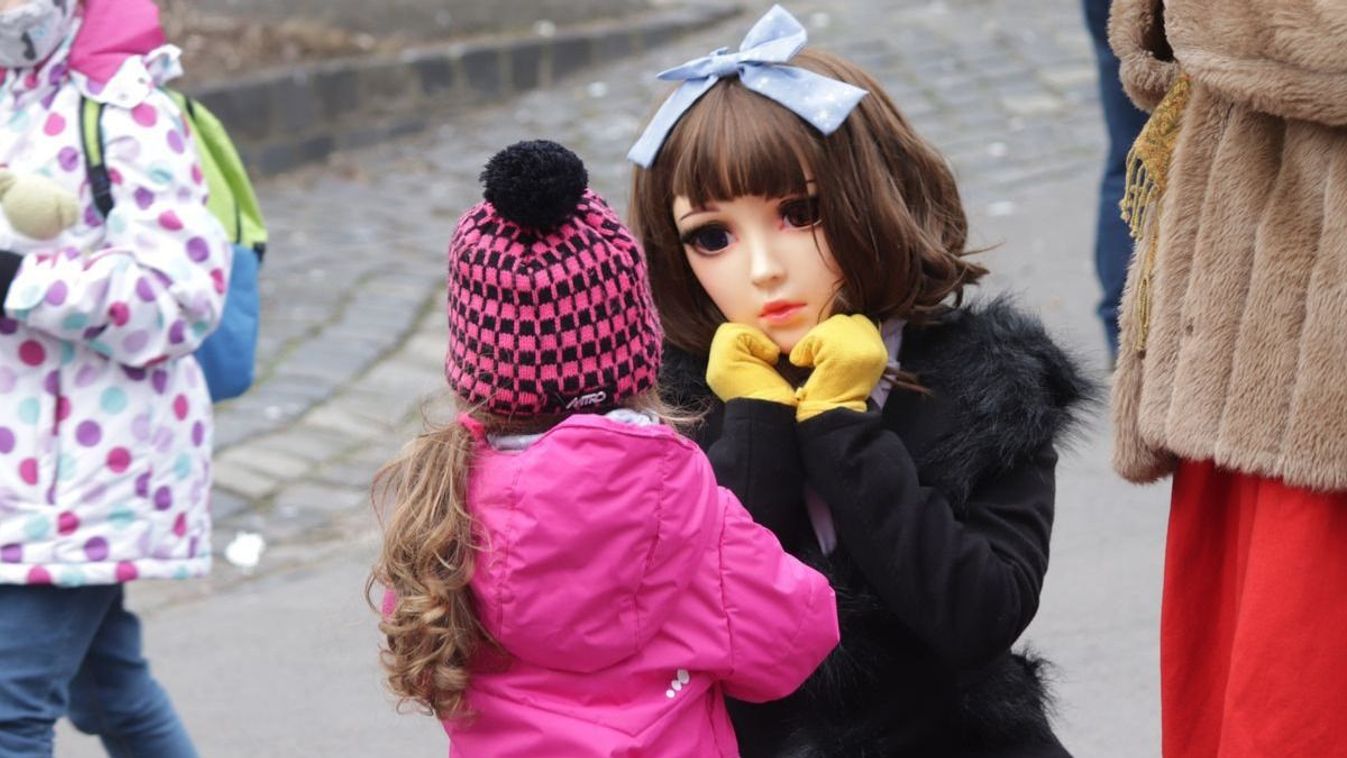 Rejtélyes baba járkál Budapesten, senki nem tudja ki rejtőzik a ...