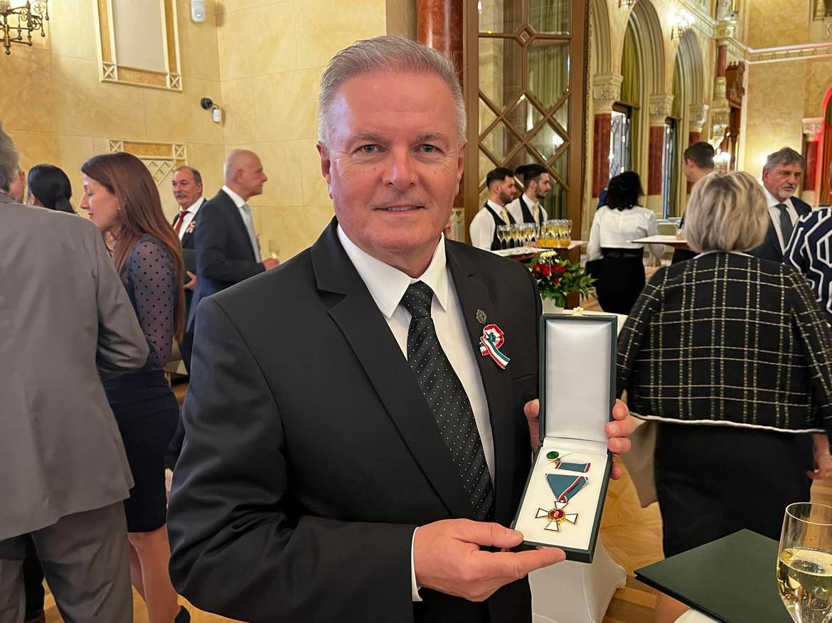 Dr. Melis János Magyar Érdemrend Lovagkeresztje címet kapott