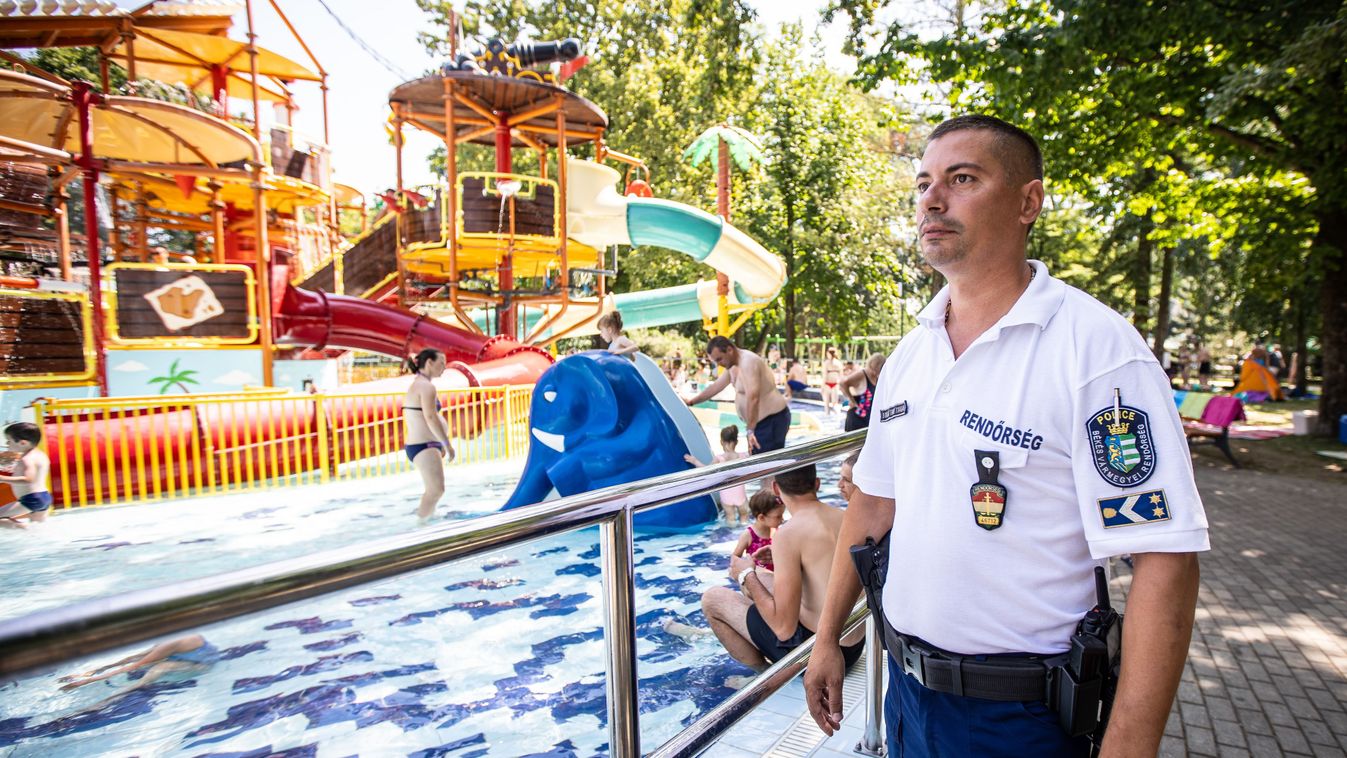 Strandrendőrök járőröznek a Várfürdőben