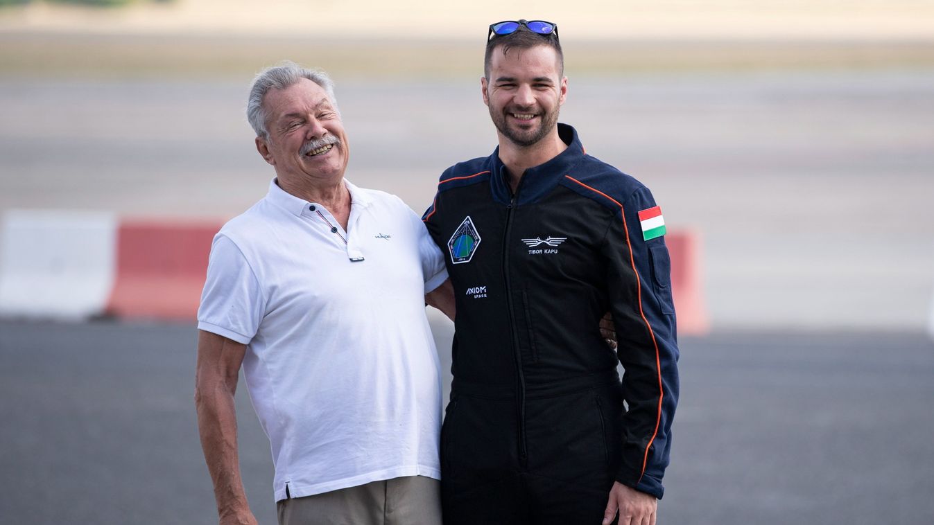 A két magyar űrhajós, Kapu Tibor és Farkas Bertalan kapta a Szent ...