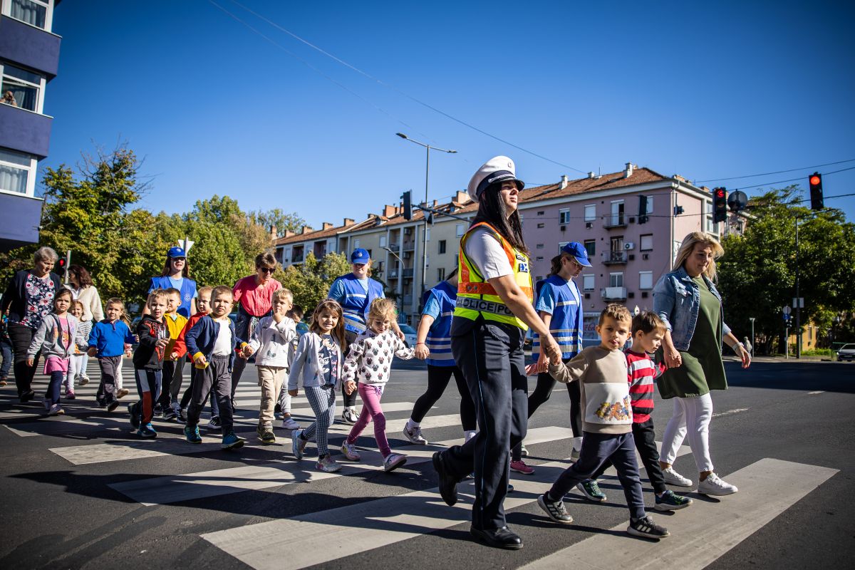 Kézen fogták a Zebra Zsaru program iskolásai az óvodásokat