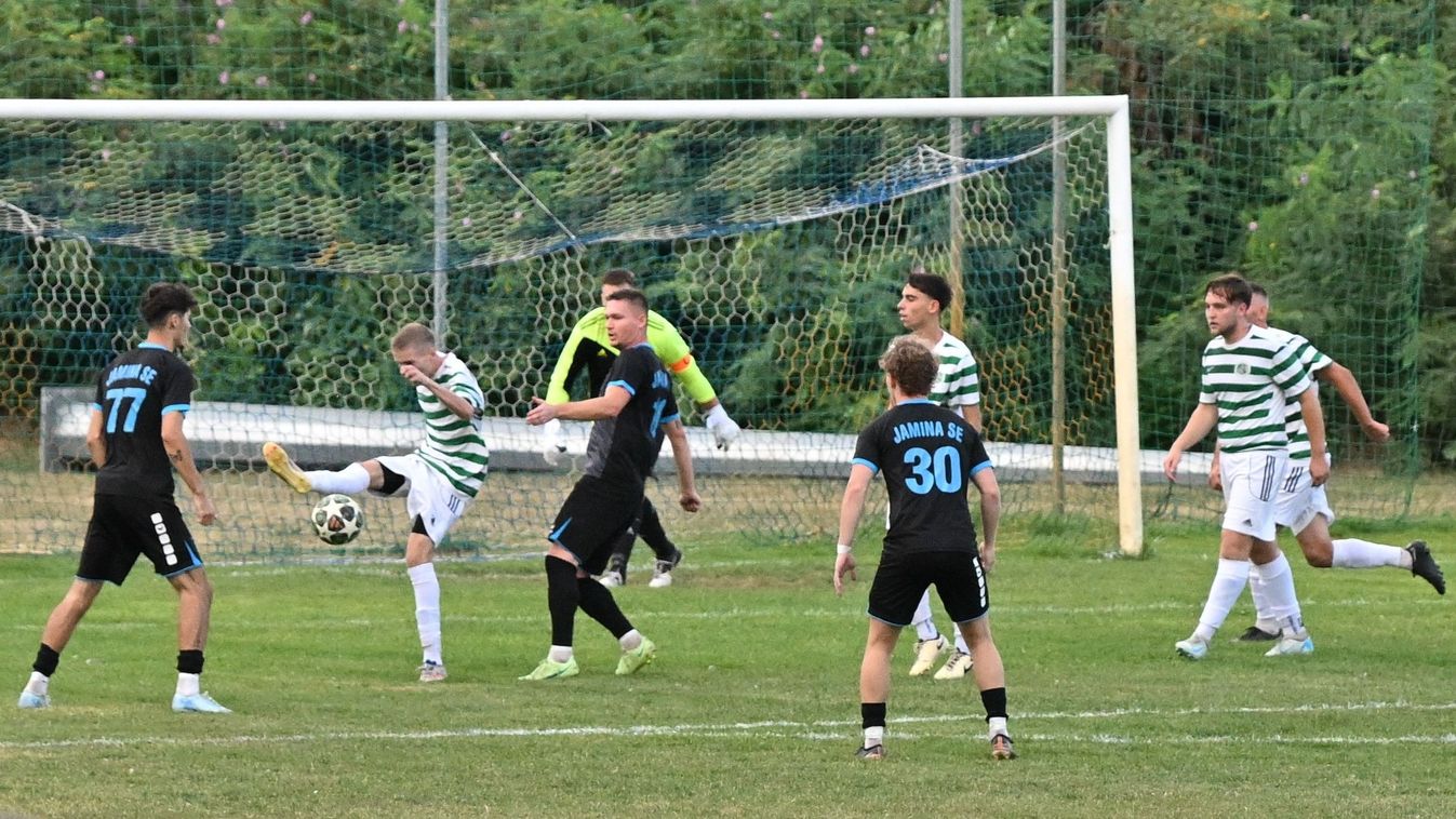 A gyomaendrődi mérkőzés sok lapot kicsalt a játékvezető zsebéből