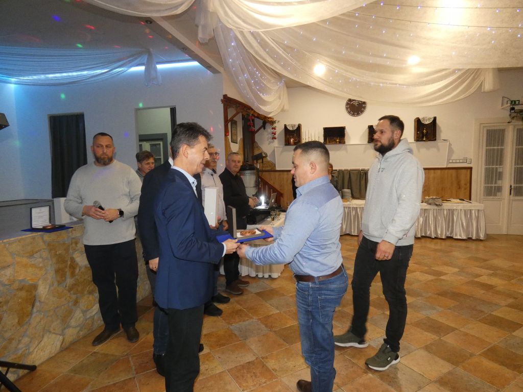 Tetten érték az ablakon kimászó besurranót