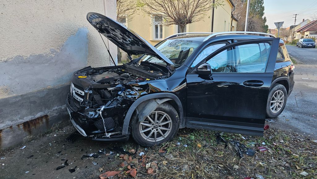 Házfalba rohant a Mercedes – képeken és videón a gyulai baleset