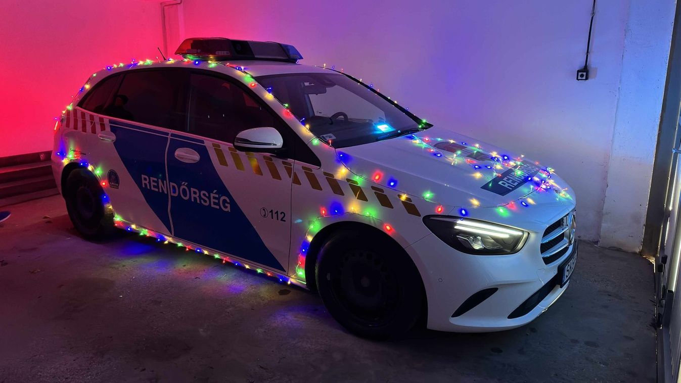 Indulásra készen, színes égősort kapott a rendőrautó