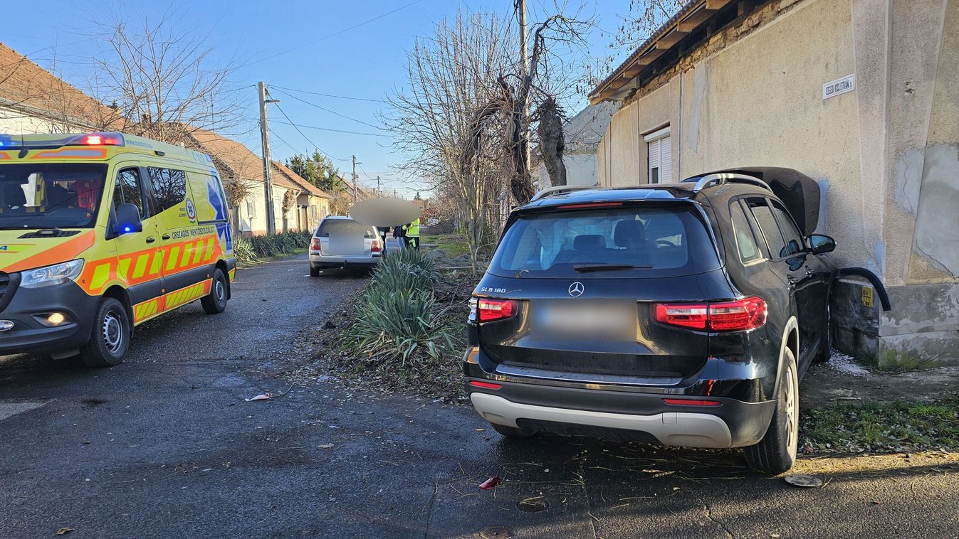 Házfalba rohant a Mercedes – képeken és videón a gyulai baleset