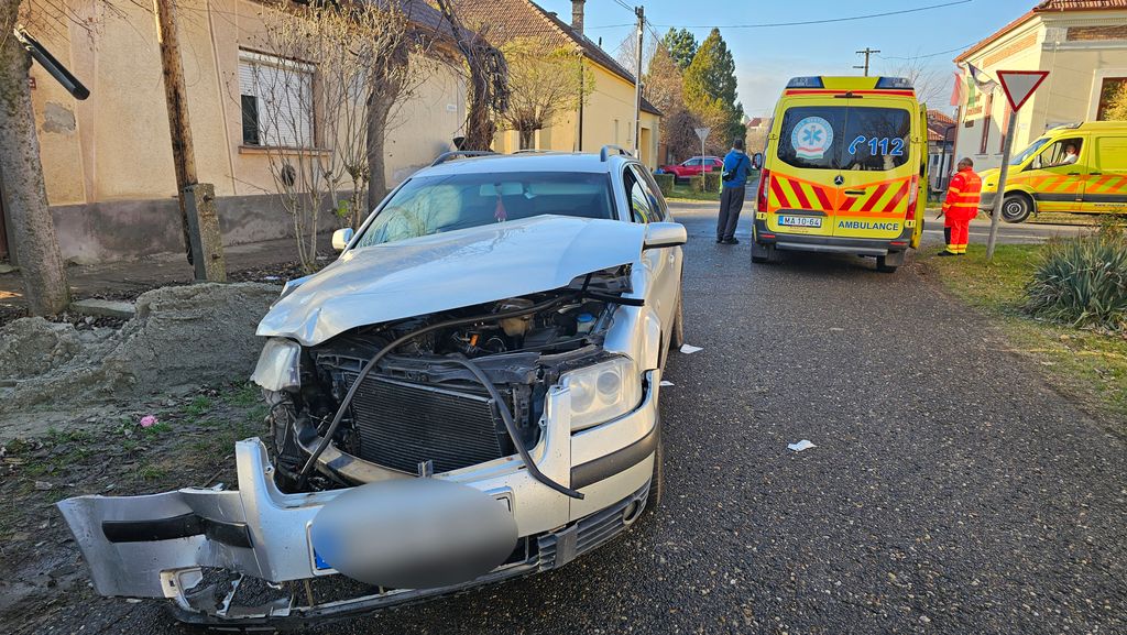 Házfalba rohant a Mercedes – képeken és videón a gyulai baleset