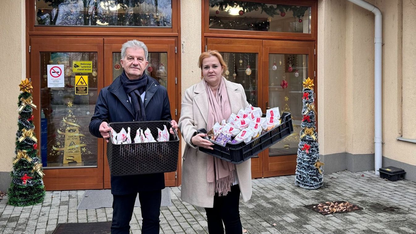 Szaloncukorral lepte meg a szépkorúakat a polgármester