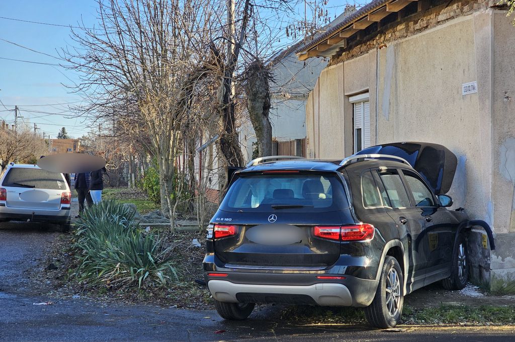 Házfalba rohant a Mercedes – képeken és videón a gyulai baleset