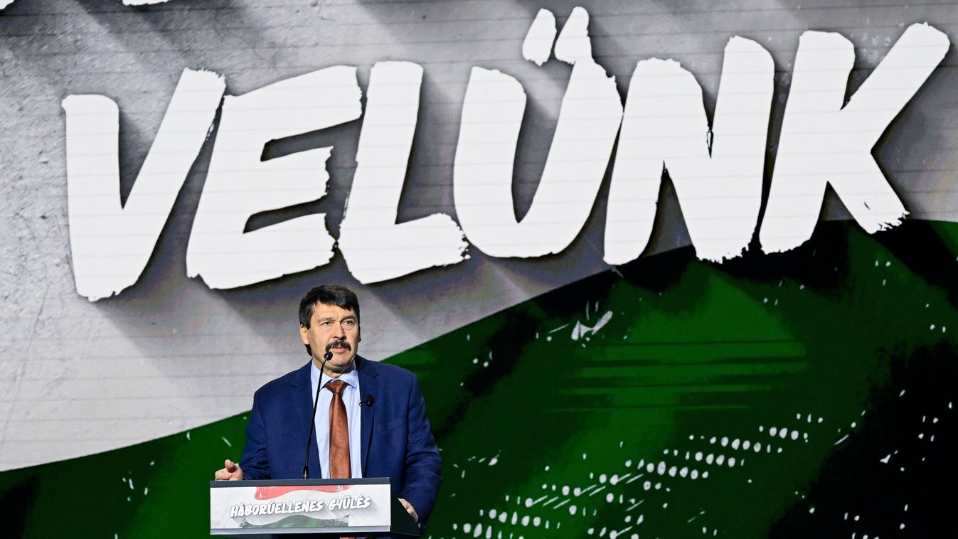 Háborúellenes gyűlés: hosszasan sorolta a fejlesztéseket Áder János