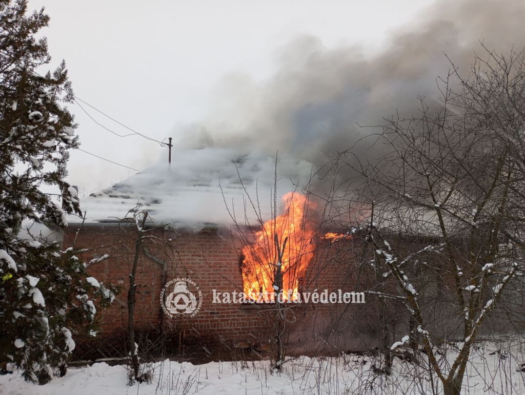 Látni sem lehetett a füsttől: képeken, ahogy lángolt a családi ház