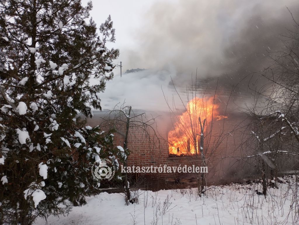 Látni sem lehetett a füsttől: képeken, ahogy lángolt a családi ház