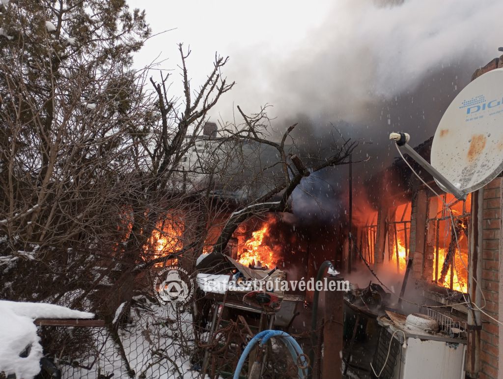Látni sem lehetett a füsttől: képeken, ahogy lángolt a családi ház