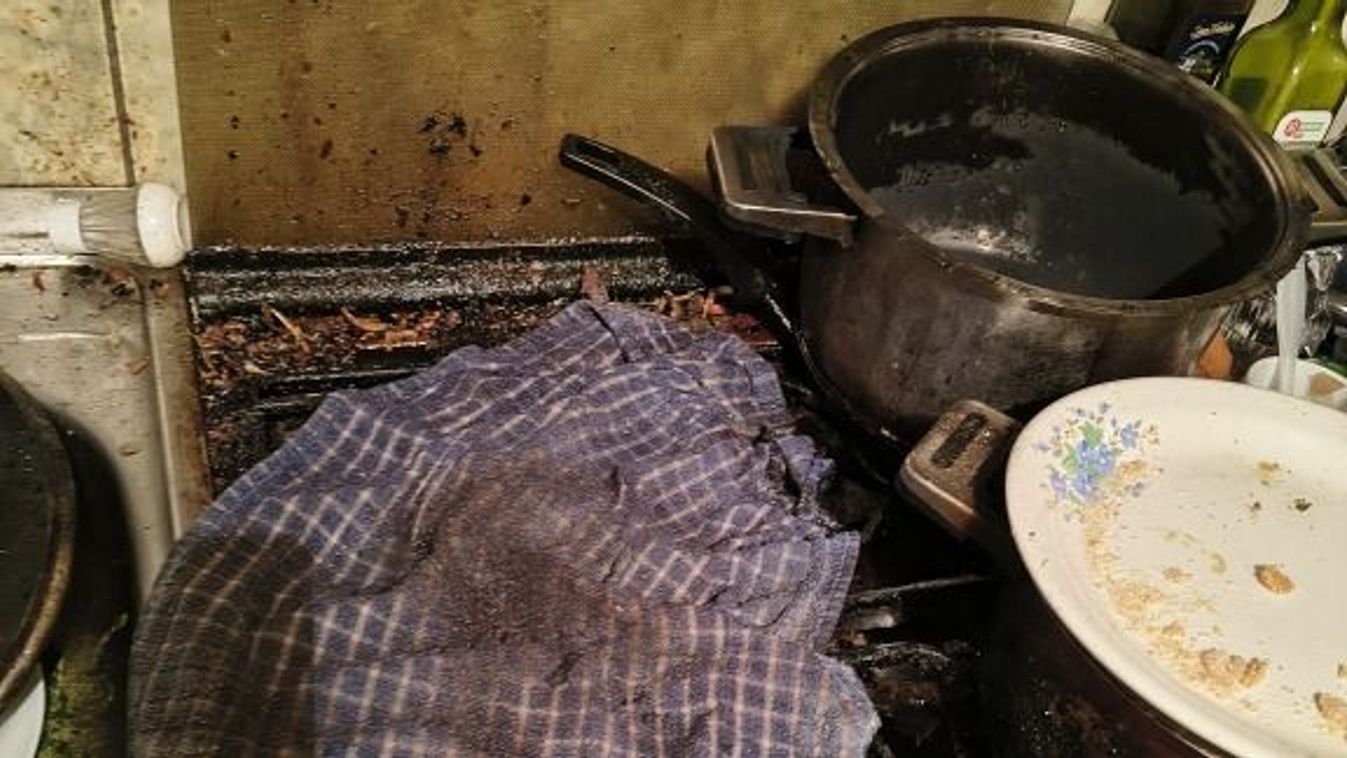 Hatalmas lánggal égtek az összehordott lomok, a füsttől látni sem ...