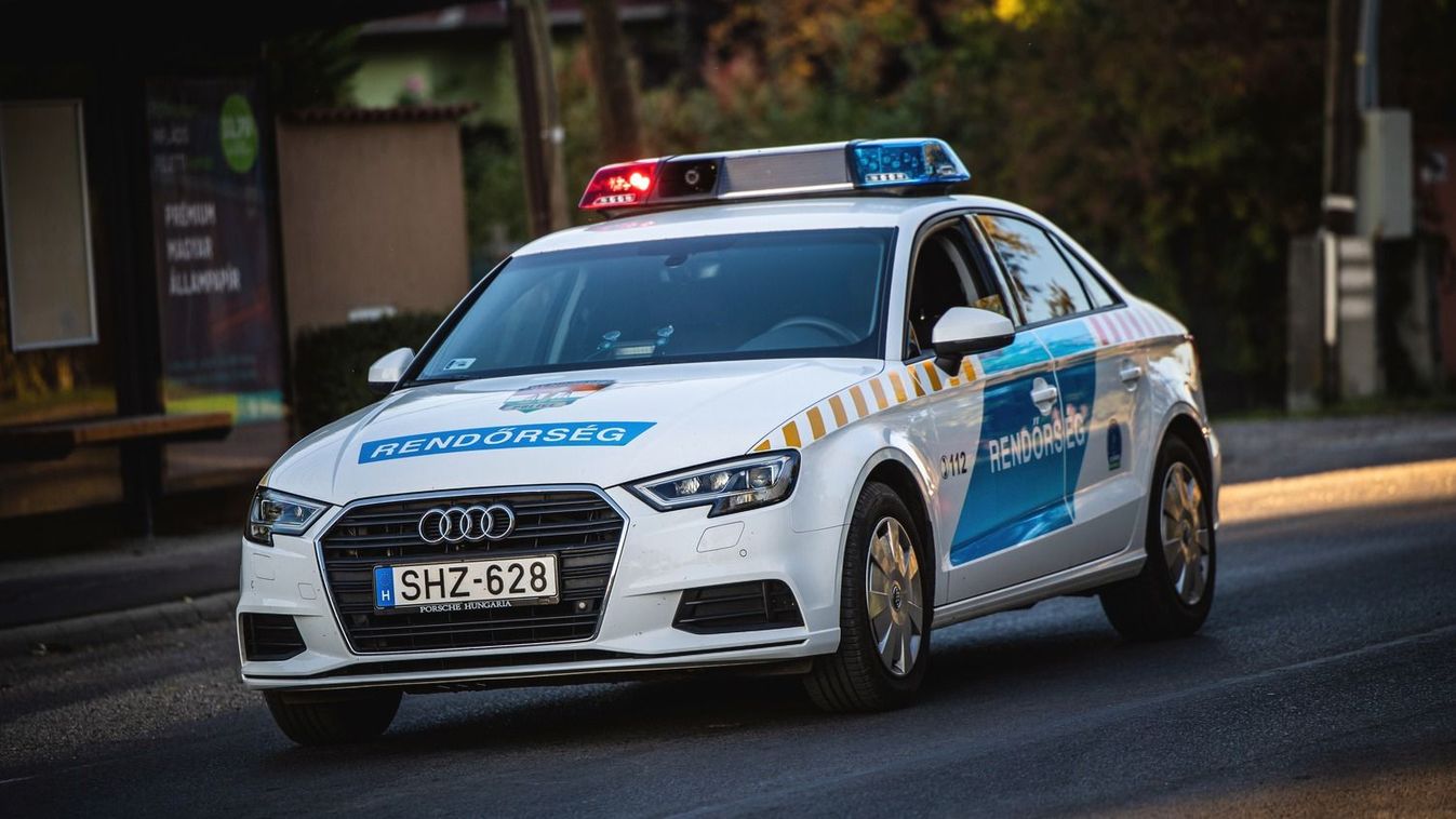 Árokba borult, a feje tetejére állt egy autó a 47-esen