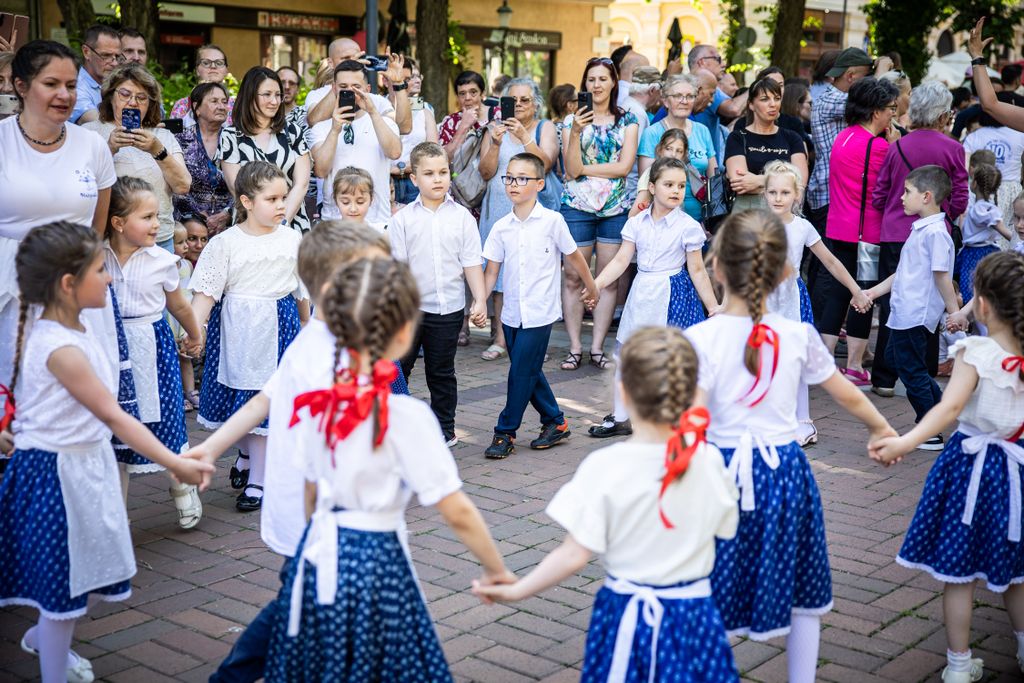 Aki nem lép egyszerre: több száz óvodás táncolt együtt újra