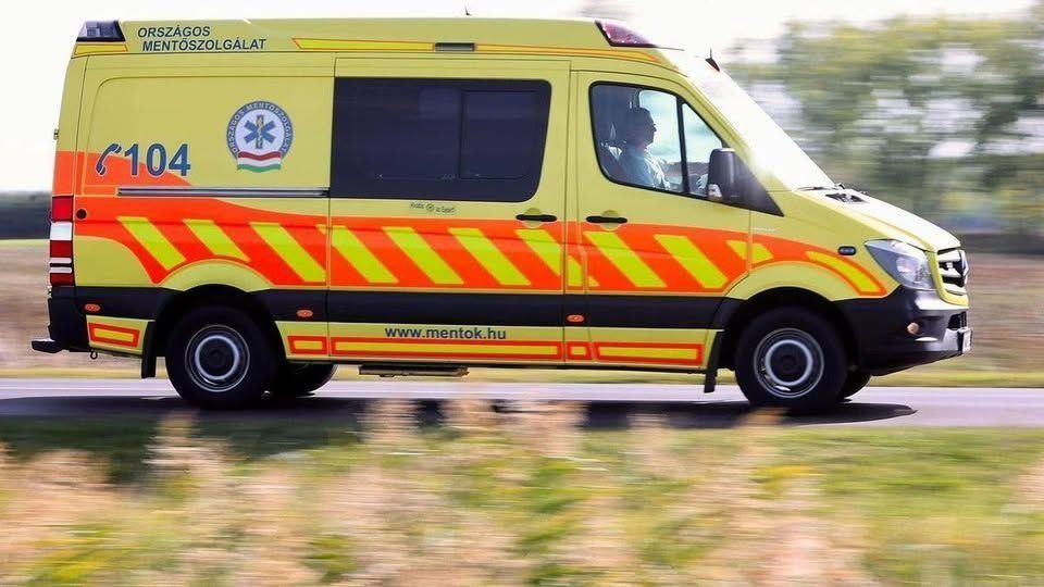 Posztoltak a mentők: keményen küzdöttek a motoros rendőr életéért