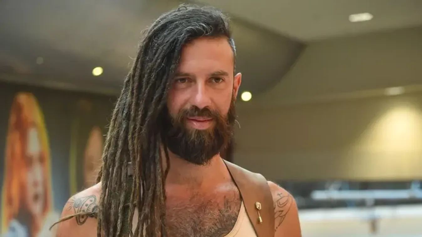 Varga Viktor ágyékkötőben, gorillaként mászik a fákra – videó